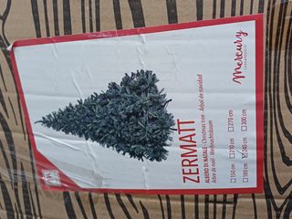 albero di natale con accessori