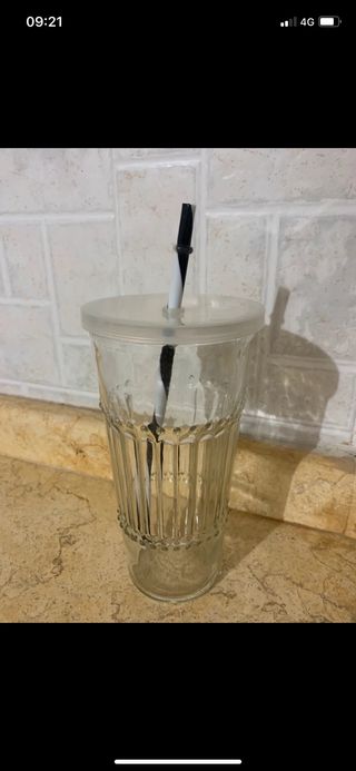 Bicchiere con cannuccia