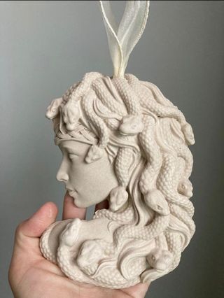 Medusa . Statua medusa . Testa donna. Gesso pro