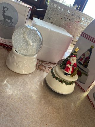 carillon natalizio e palla con neve