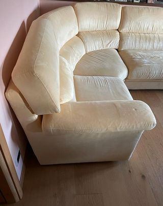 divano angolare color giallino