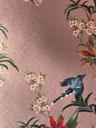 Tessuto raso salmone floreale