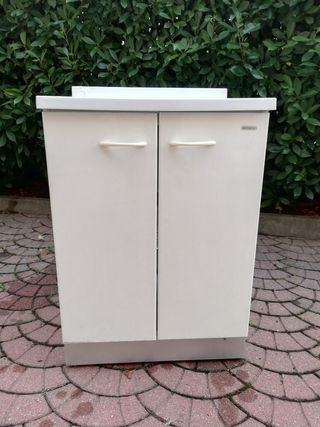 Lavatoio con mobiletto incorporato