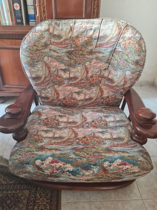 Poltrona in legno sfoderabile.