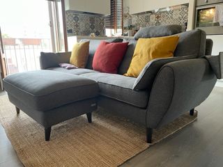 divano quattro posti con pouf