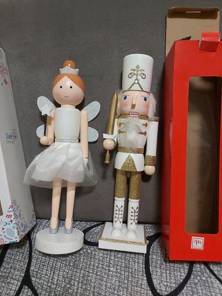 Coppia di statuine in legno