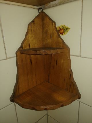 Angoliera graziosa in legno