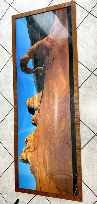 stampa con cornice in legno e vetro protettivo