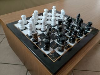 Scacchiera in marmo di Carrara