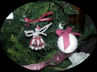 Angelo con perline e spille da balia