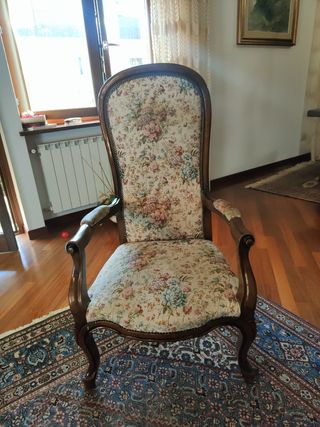 Poltrona in legno antica
