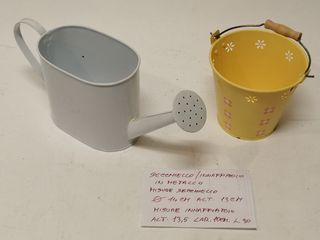 Secchiello e innaffiatoi decorativi in metallo.