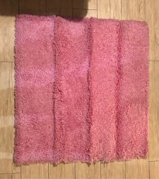 Tappeto rosa peloso