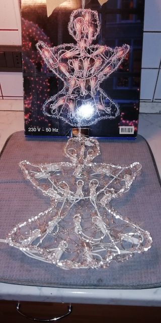 Angelo natalizio configurato di luci