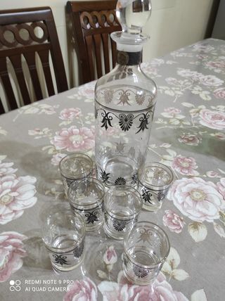 Bottiglia con bicchieri