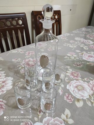 Bottiglia con bicchierini da liquore cri