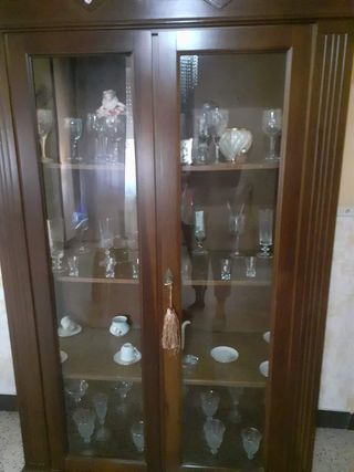 Completo di mobili in legno