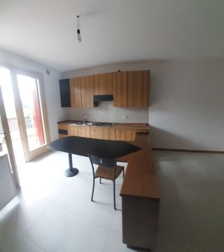 Cucina a penisola con tavolo