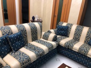 divani classici in tessuto blu e beige