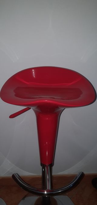 Set due sgabelli rossi girevoli