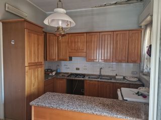 Cucina in legno massiccio color noce