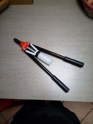 Rivettatrice grande a due mani