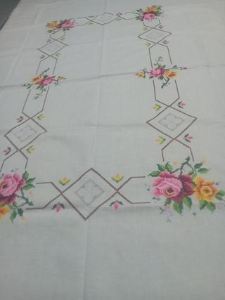 Tappeto o tovaglia tutta ricamata a mano