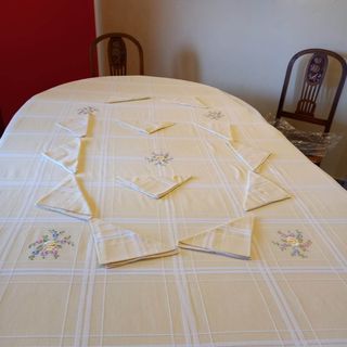 Tovaglia ricamata per 12