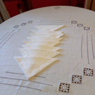 Tovaglia da tavola ricamata a mano