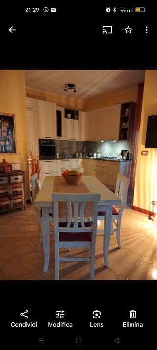 Tavolo e sedie in stile shabby