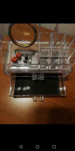 Cassetta con bigiotteria inclusa