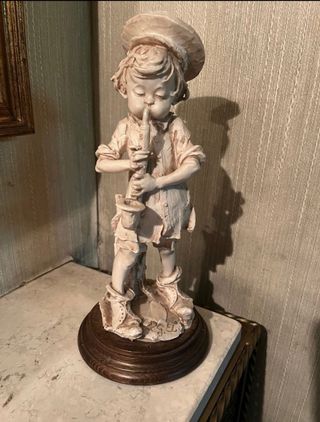 sstatua bambino con tromba vintage
