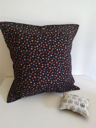 Cuscino zampette in cotone fatto a mano 50x50 cm