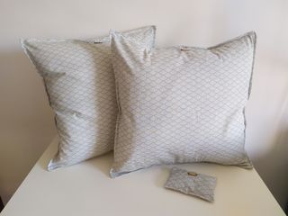 Kit 2 cuscini a fiori blu e beige in cotone