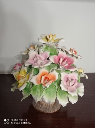 Cesto di fiori in porcellana