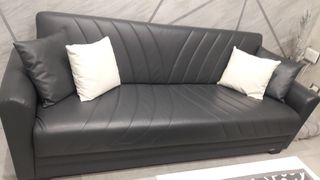 Divano nero in similpelle