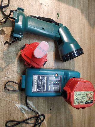 Torcia makita con caricabatterie e batterie