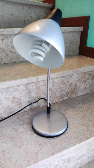 lampada da tavolo in metallo