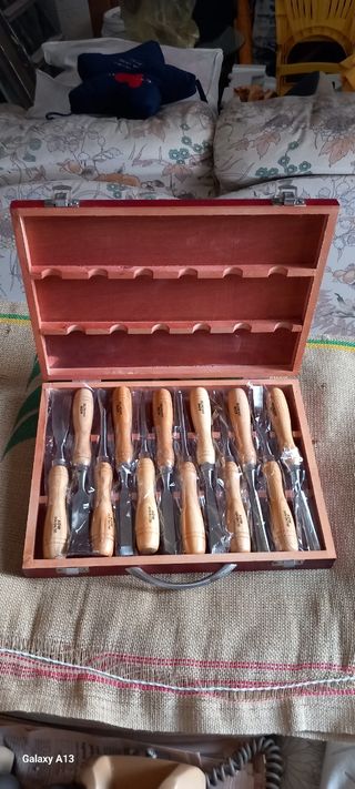 Valigia con scalpelli per legno