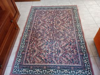 Tappeto rosa in stile persiano