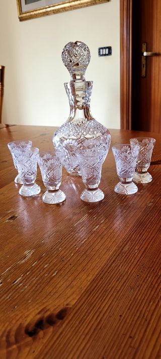 Bottiglia di liquore con bicchierini in cristallo