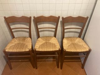 Tre sedie con seduta in paglia stile rustico