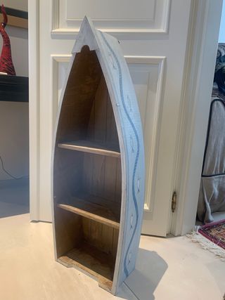 Libreria a barchetta con pesciolini dipinti