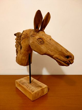 Statua raffigurante testa di cavallo
