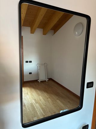 Specchio da parete metallico