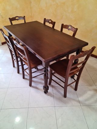 Tavolo e sedie in legno robusti