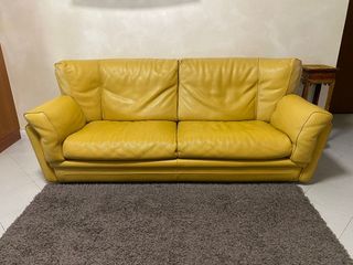 Divano in pelle color senape