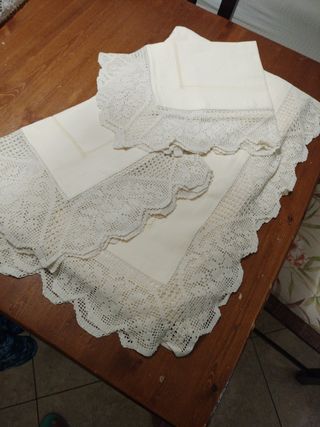 Lenzuolo sopra matrimoniale e due federe