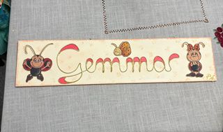 targa in legno con nome inciso fatta a mano