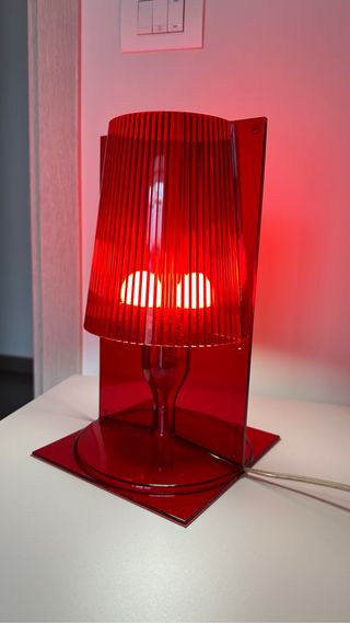 Kartell Take rossa, lampada da tavolo o comodino